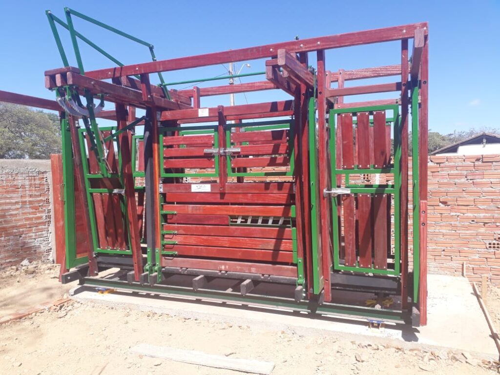 Tronco de contenção modelo americano com duas cabines e balança digital ...