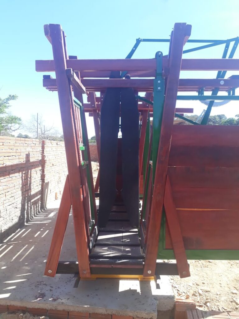 Tronco de contenção modelo americano com duas cabines e balança digital ...