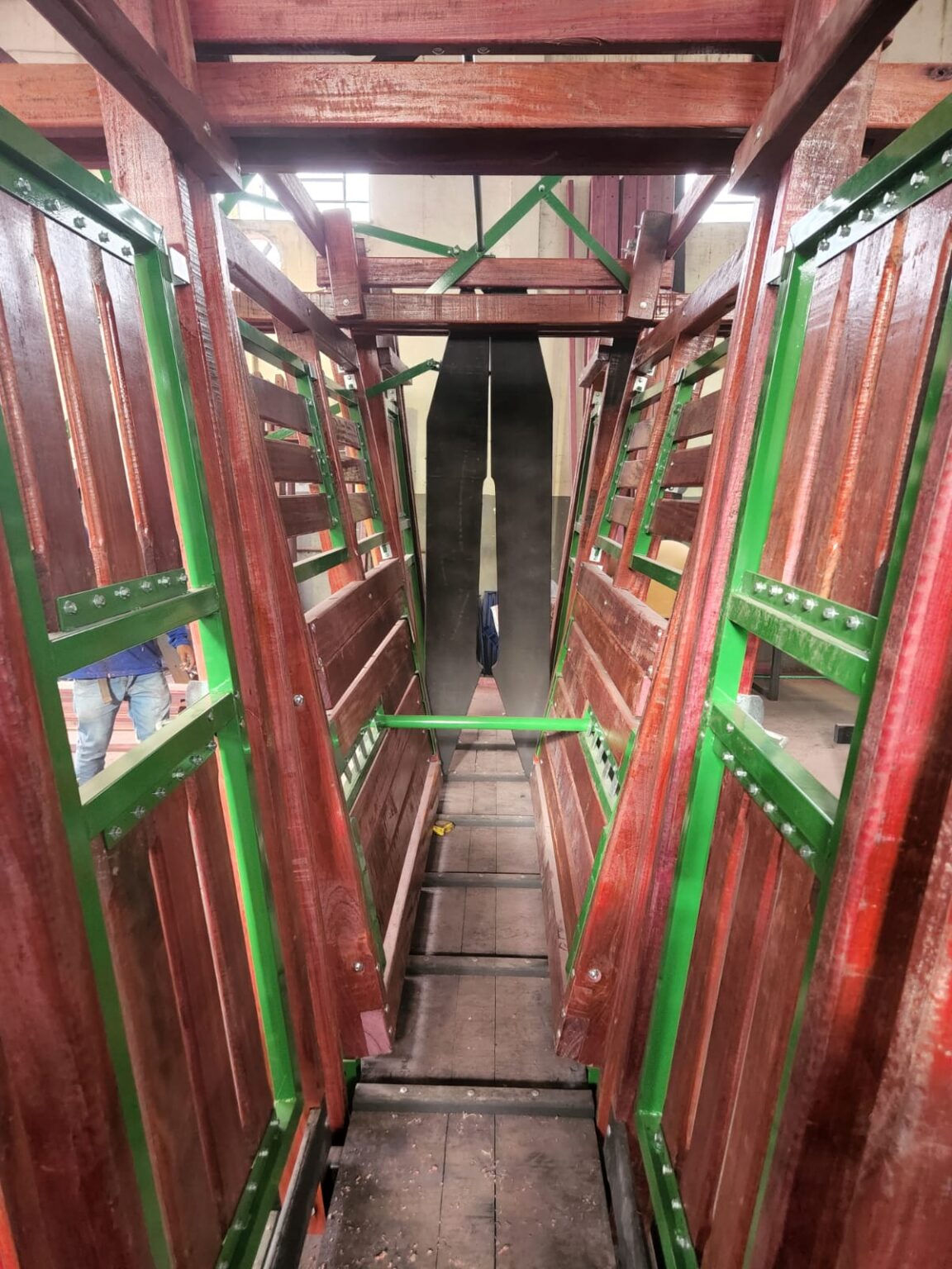 Tronco de contenção modelo americano com duas cabines e balança digital ...