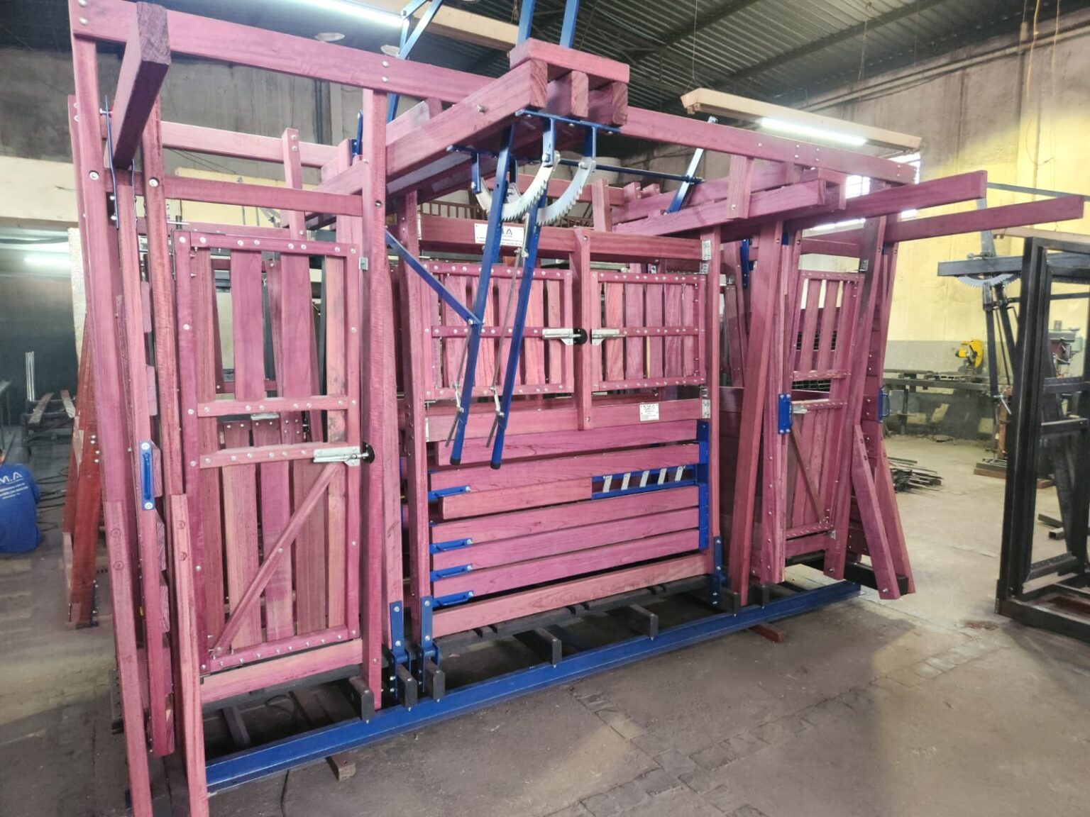 Tronco de Contenção Modelo Americano Com 2 Cabines e Balança digital ...