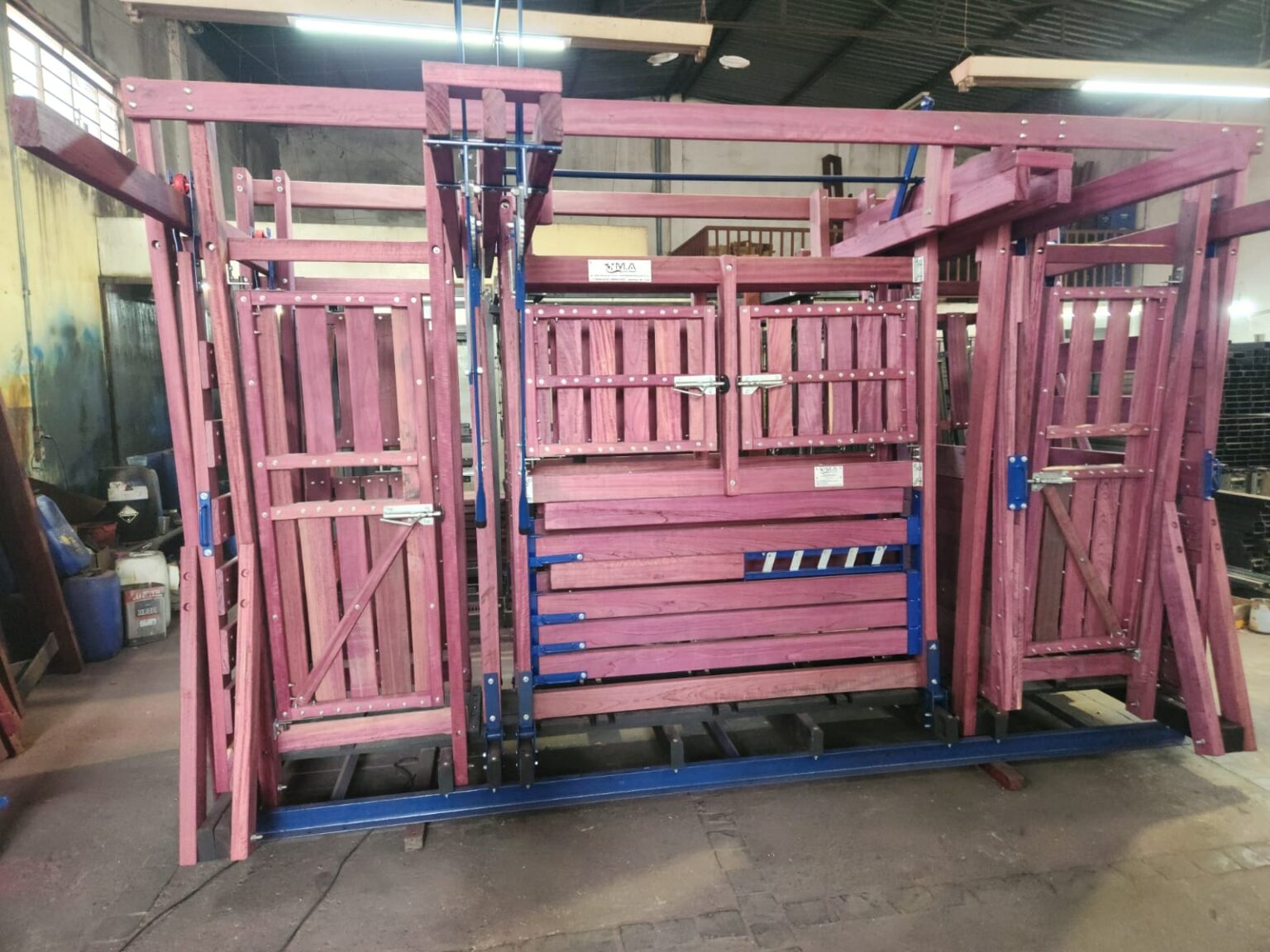 Tronco de Contenção Modelo Americano Com 2 Cabines e Balança digital ...