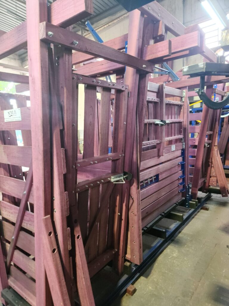 Tronco de Contenção Modelo Americano Com 2 Cabines e Balança digital ...