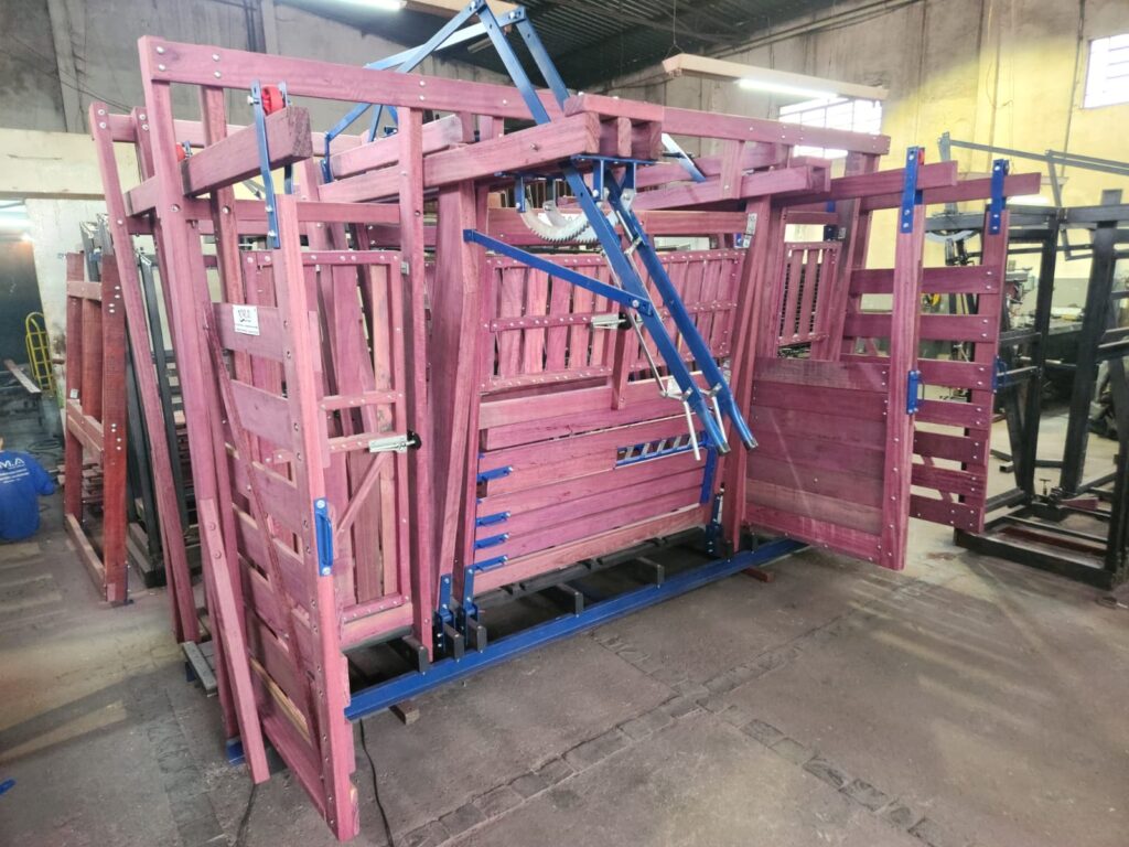 Tronco de Contenção Modelo Americano Com 2 Cabines e Balança digital ...