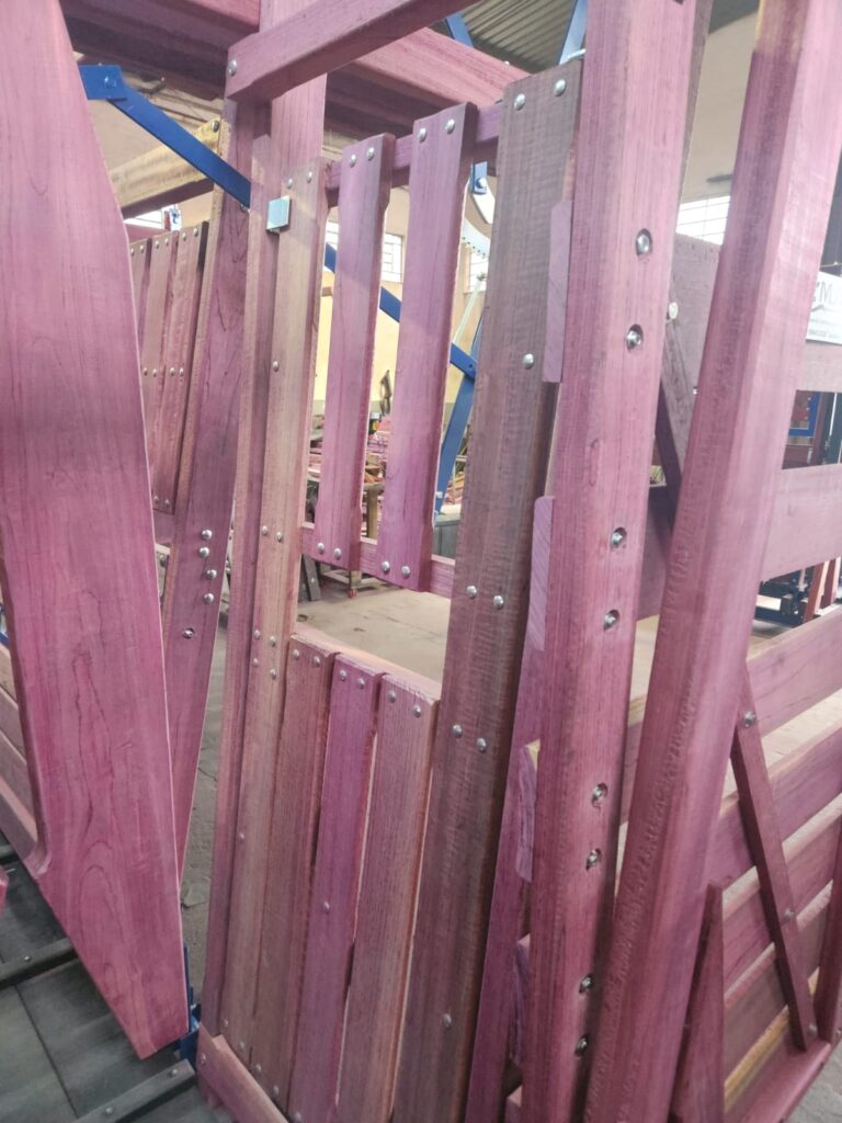 Tronco de Contenção Modelo Americano Com 2 Cabines e Balança digital ...