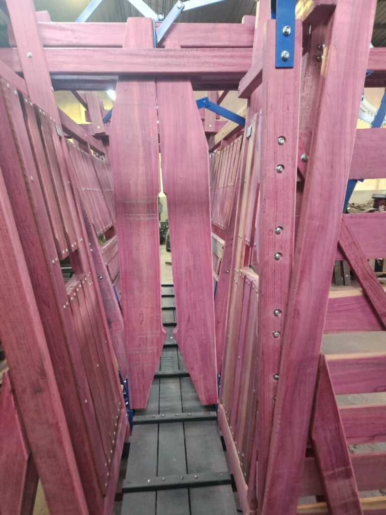 Tronco de Contenção Modelo Americano Com 2 Cabines e Balança digital ...