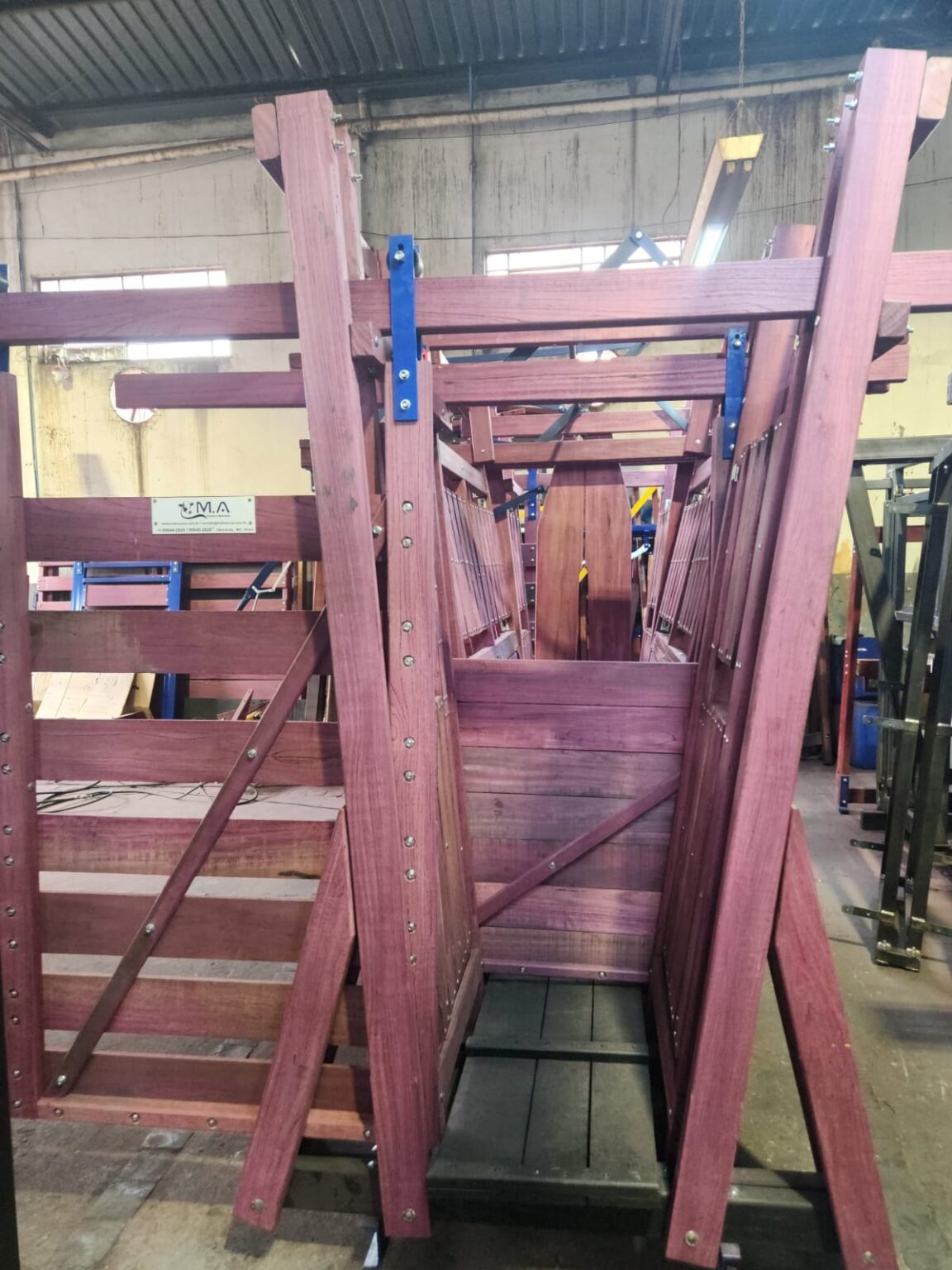 Tronco de Contenção Modelo Americano Com 2 Cabines e Balança digital ...