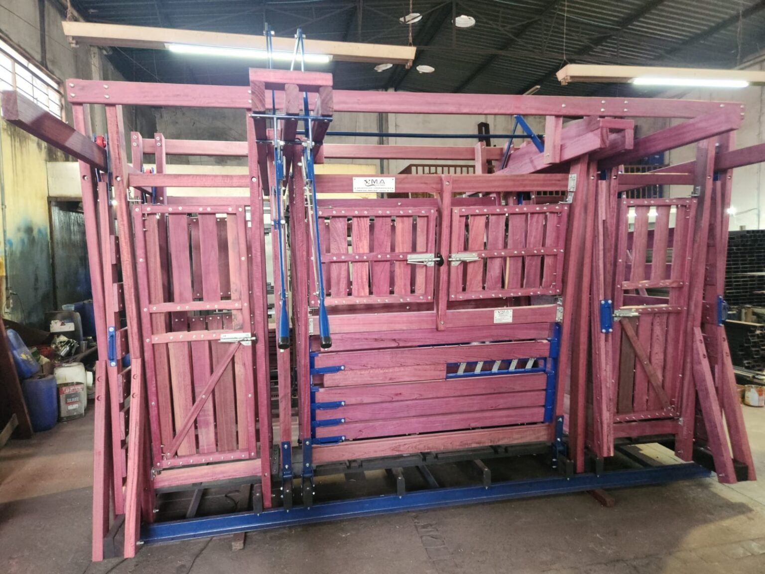 Tronco de Contenção Modelo Americano Com 2 Cabines e Balança digital ...