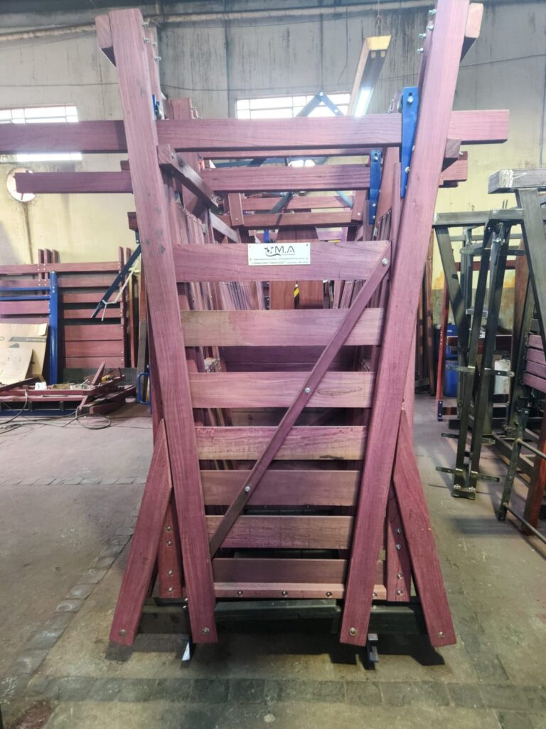 Tronco de Contenção Modelo Americano Com 2 Cabines e Balança digital ...